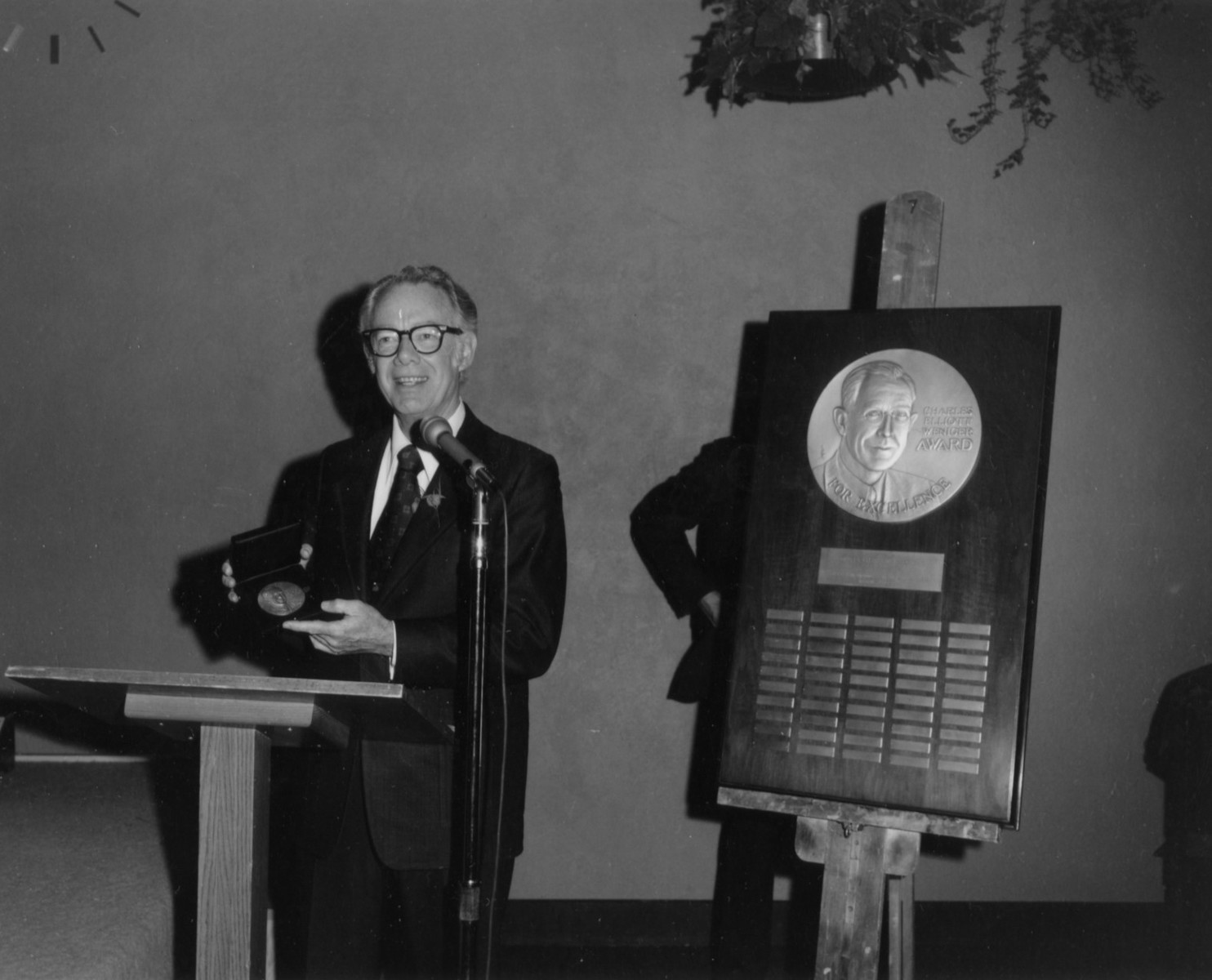 ESDA | Wood, Kenneth H., Jr. (1917–2008)